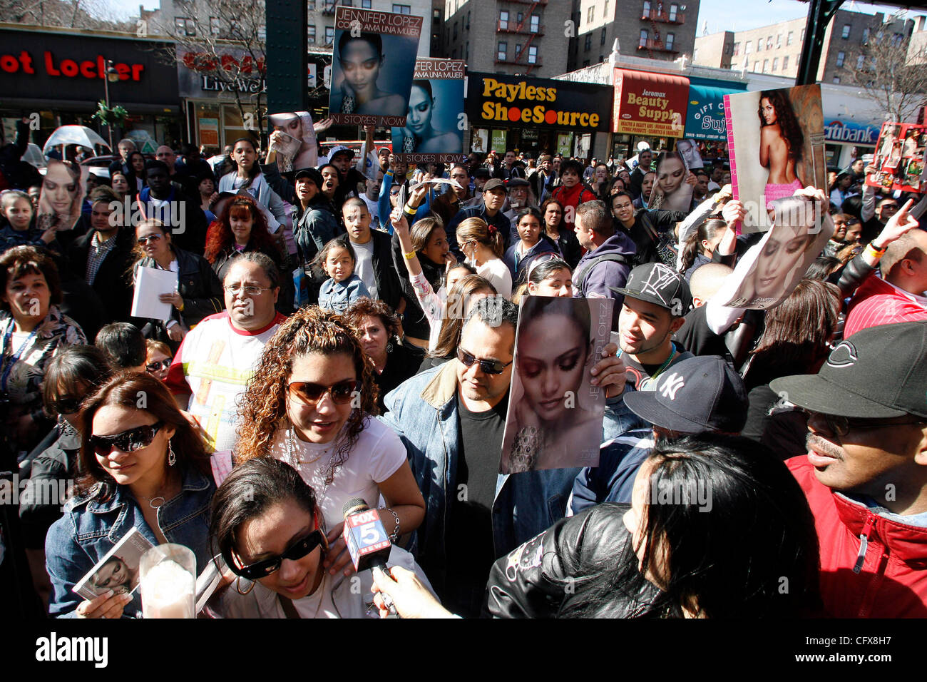 Jennifer lopez fans hi-res stock photography and images - Alamy