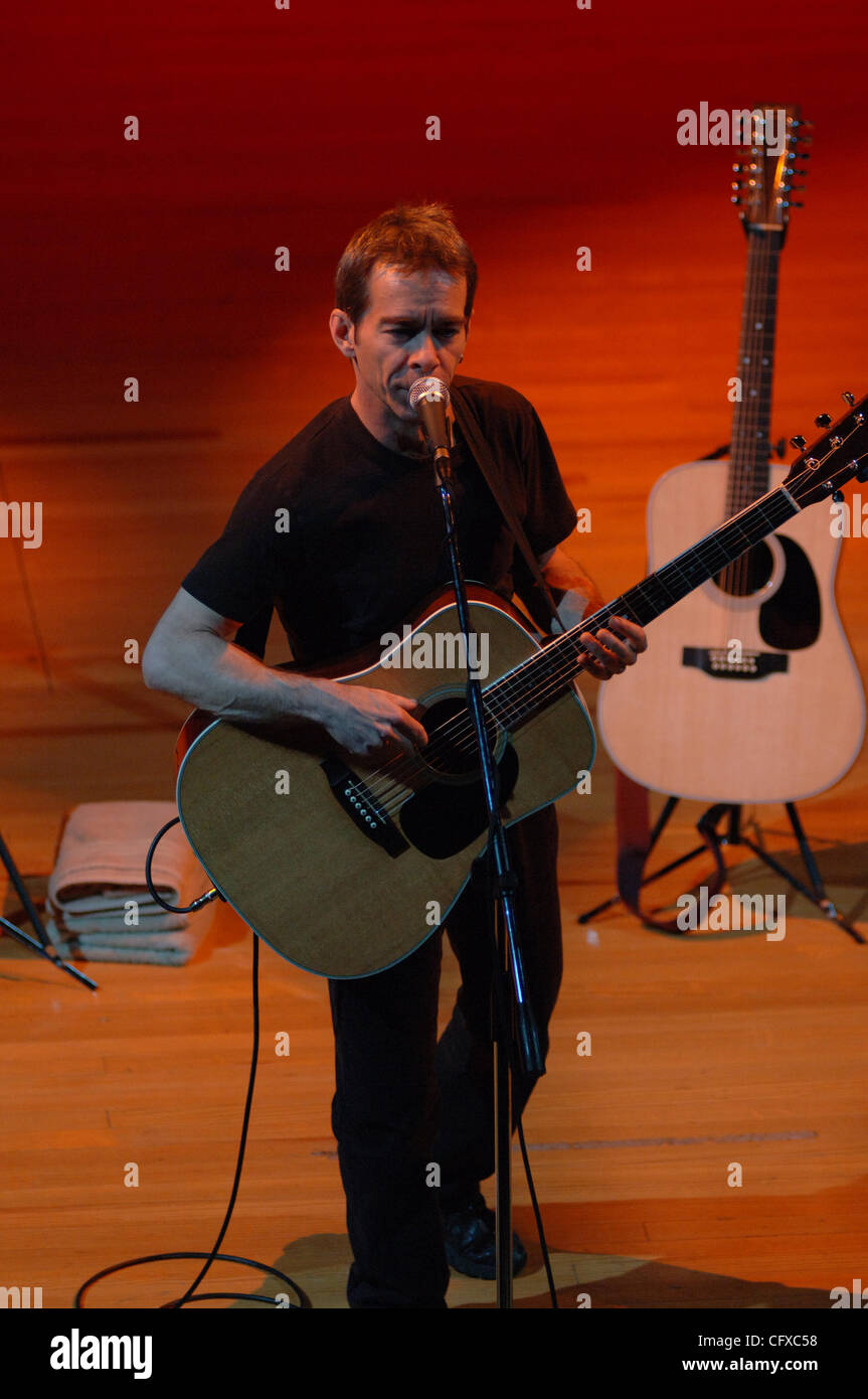 Apr 05, 2007 - Norfolk, VA, USA - Singer/songwriter TIM REYNOLDS works ...