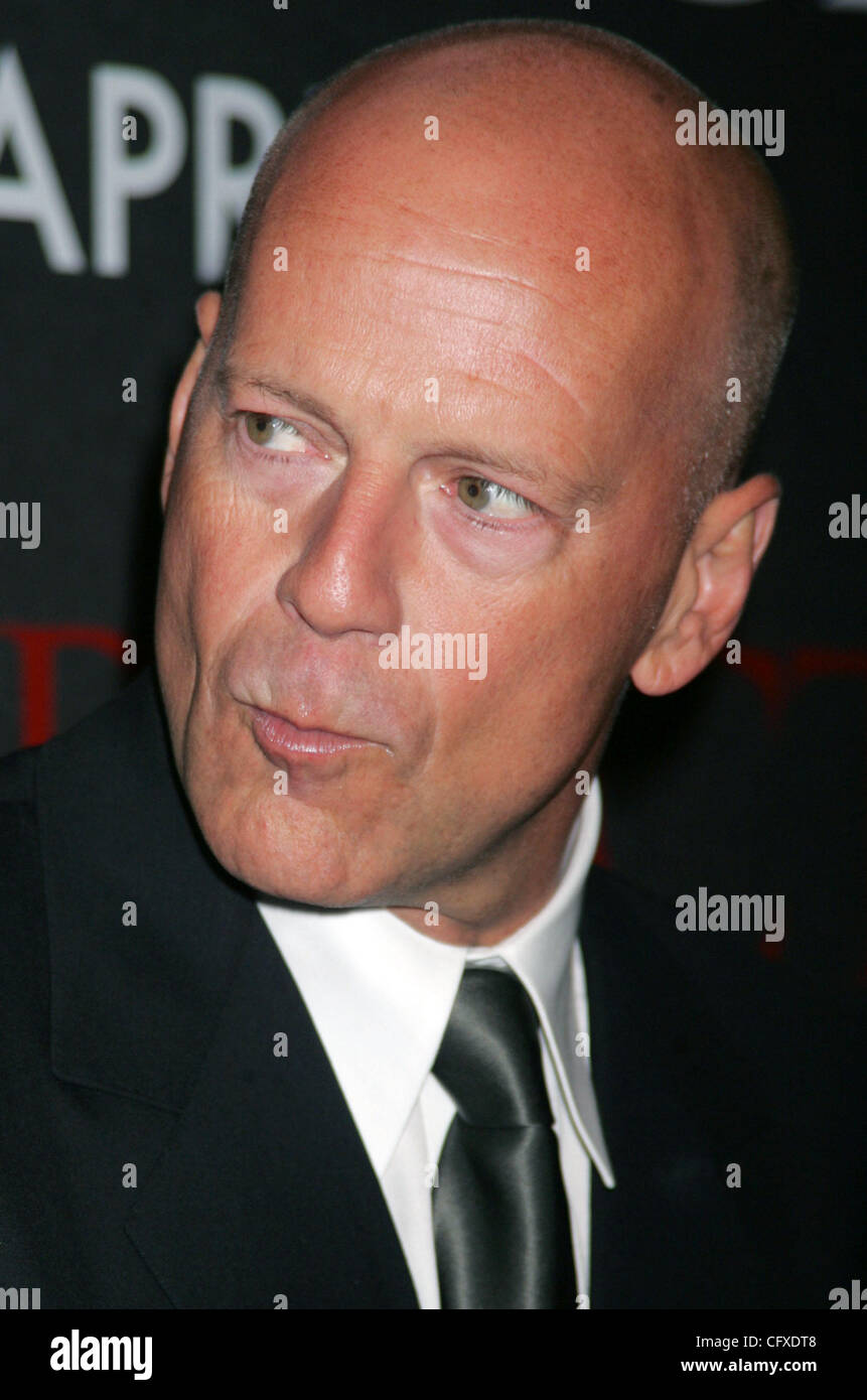 Apr 10, 2007 - New York, NY, USA - Actor BRUCE WILLIS at the arrivals ...