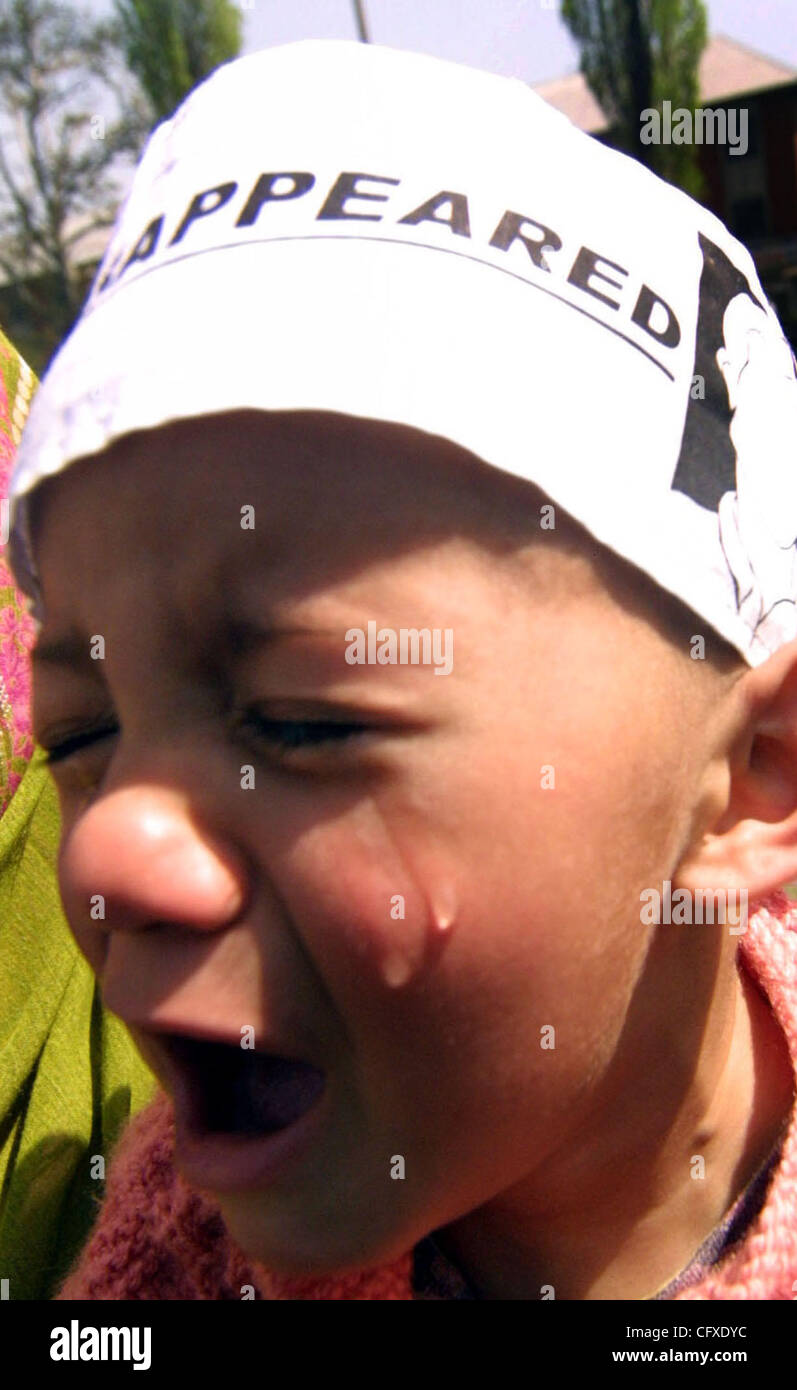 a kashmirie child crying her father dissappear by indian security force ...