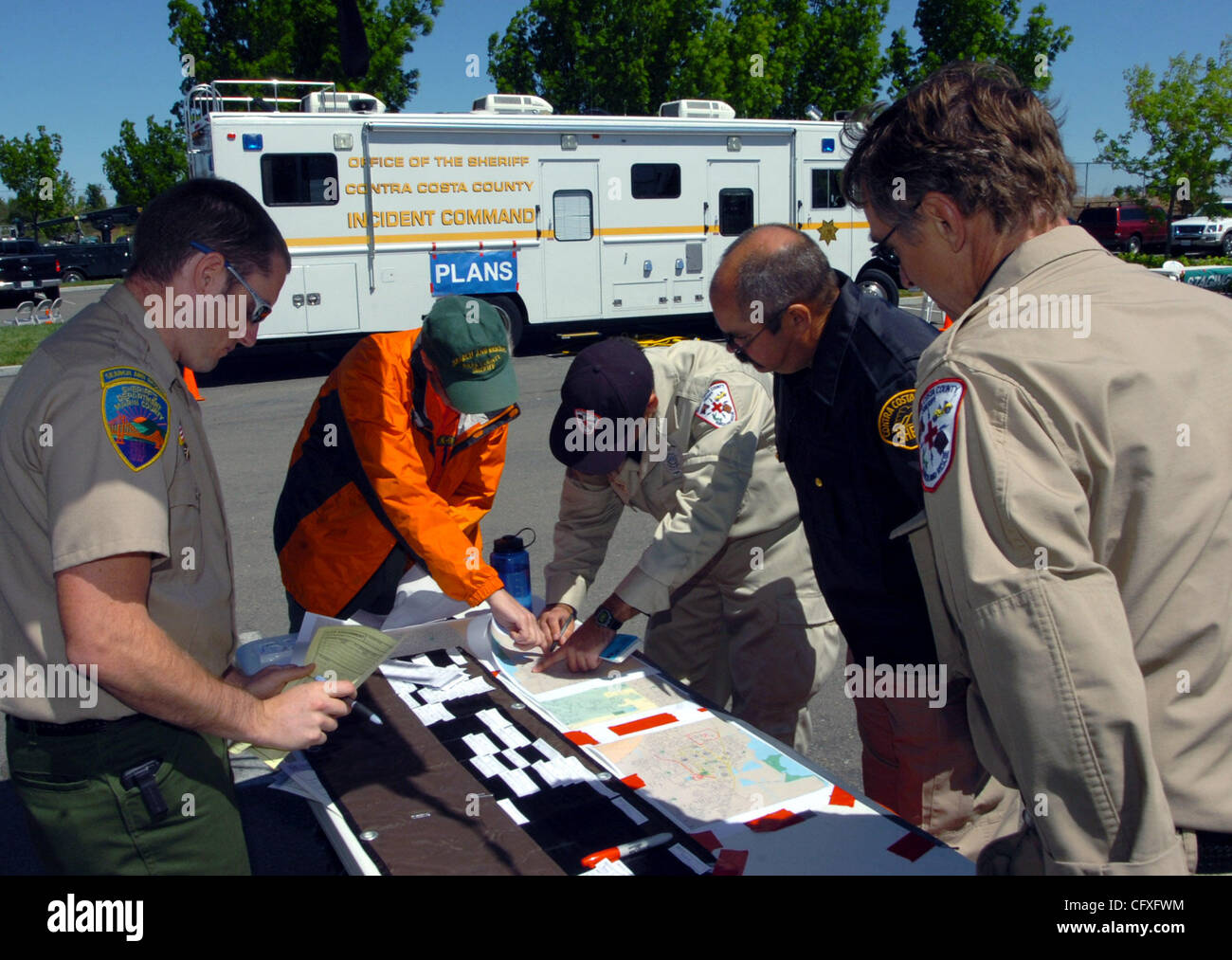 Sheriff's Search and Rescue team members from several counties work at ...