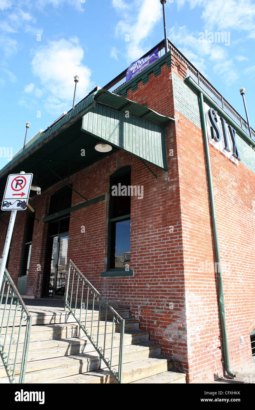 Apr 14, 2007 - Austin, TX, USA - Comfortable corner bar that's worthy ...