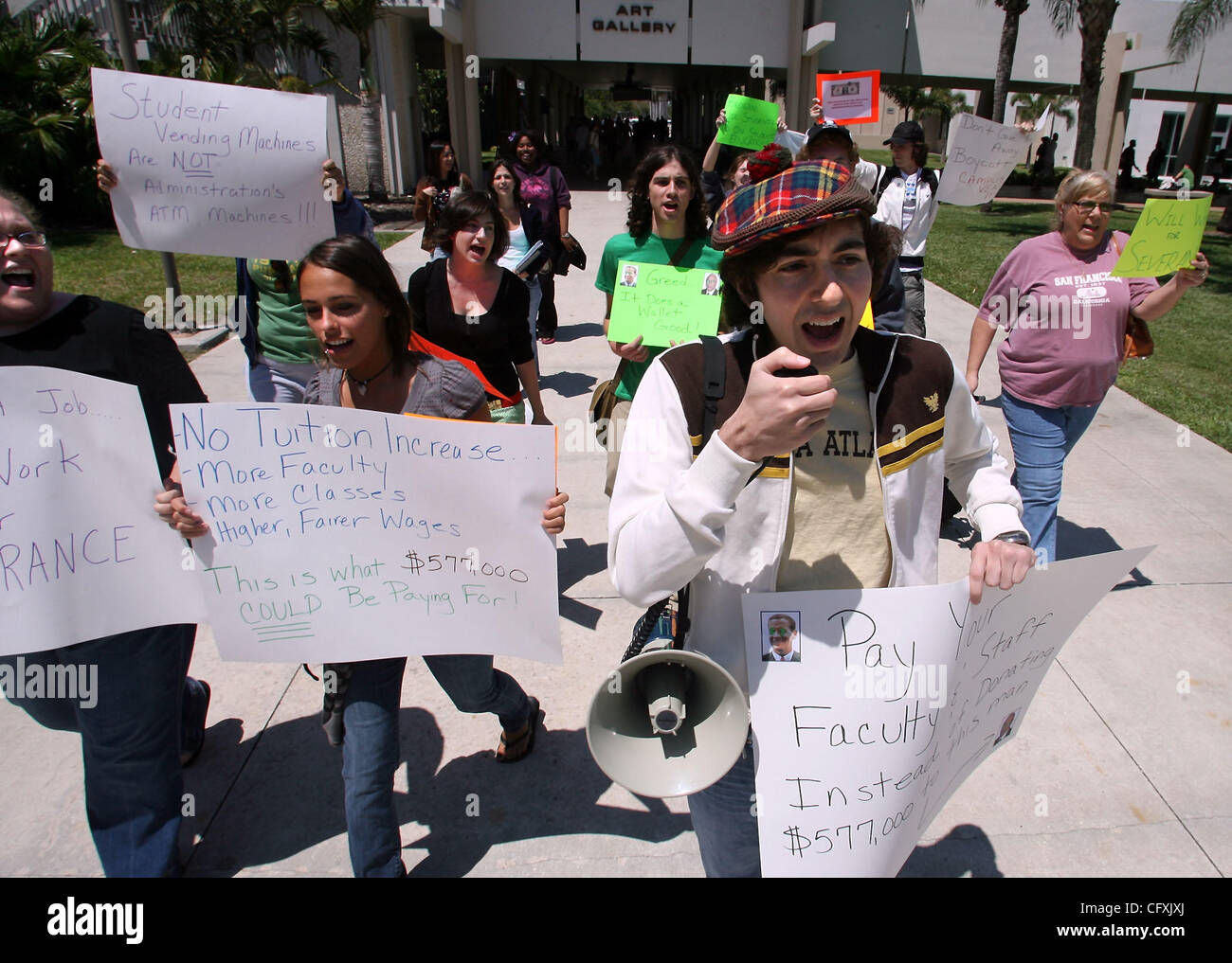 School vending machine students hi-res stock photography and images - Alamy