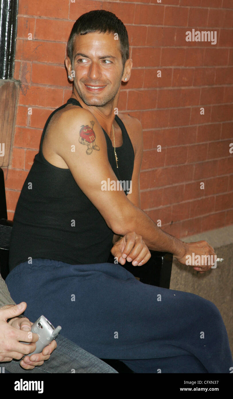 Apr 21, 2007 - Designer MARC JACOBS smokes a cigarette outside the ...