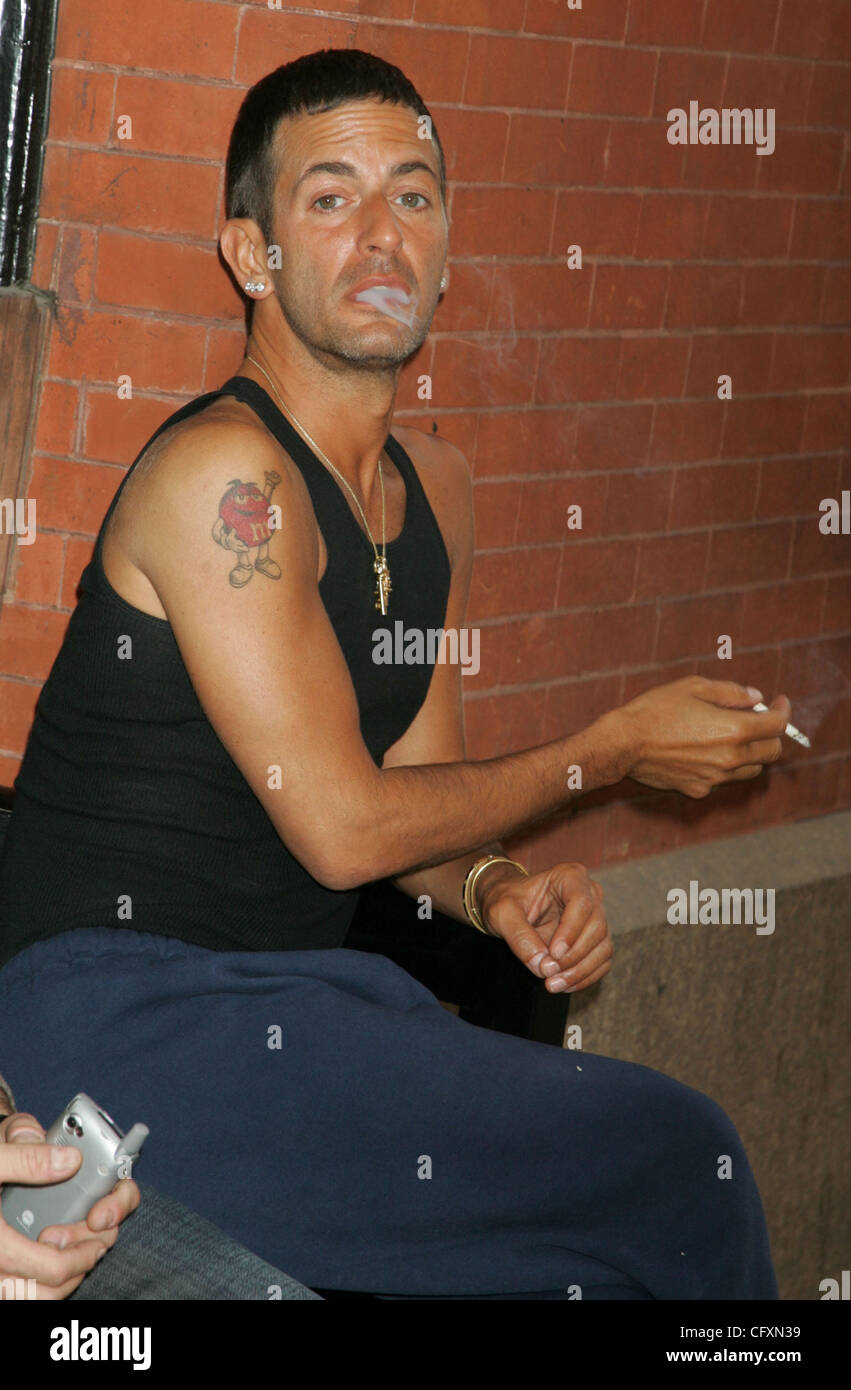 Apr 21, 2007 - Designer MARC JACOBS smokes a cigarette outside the ...