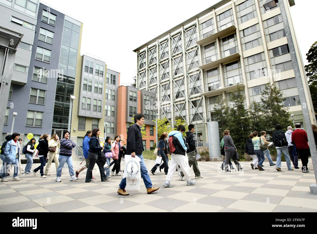 Prospect UC Berkeley students with family members tour the residential ...