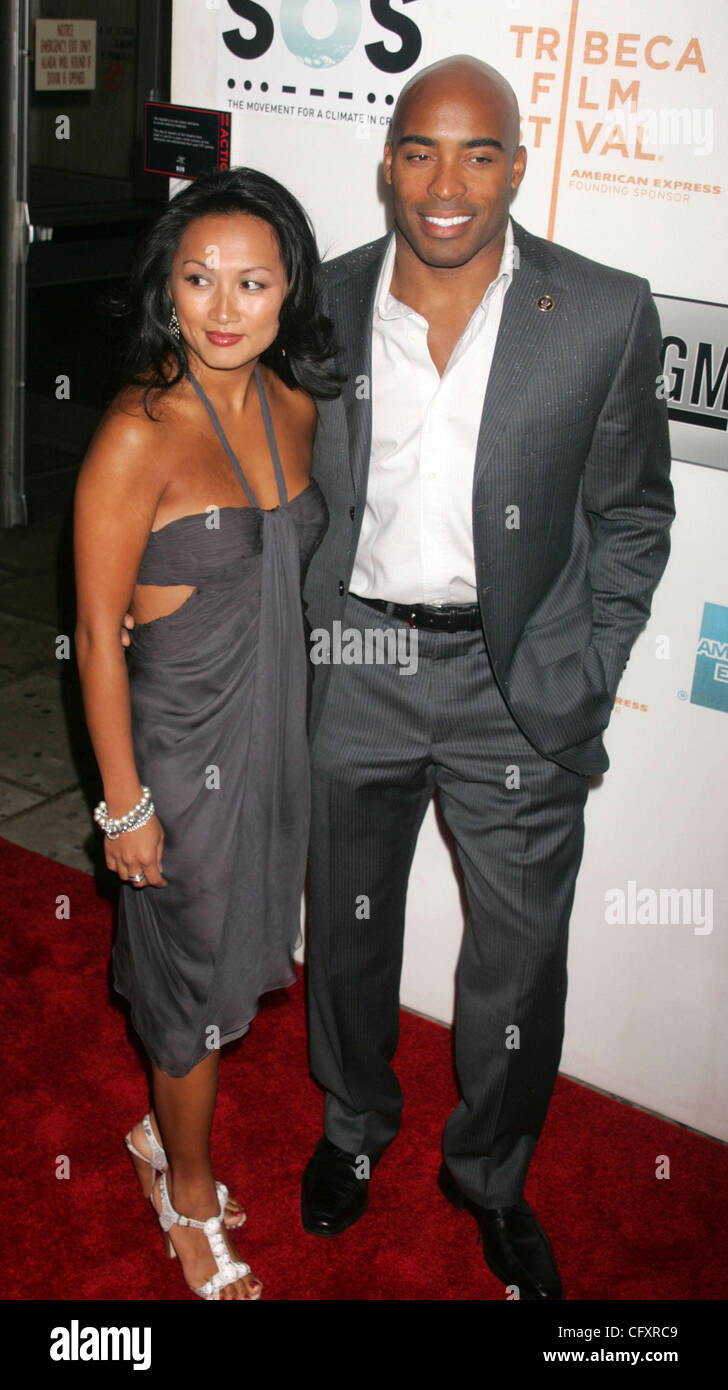 Apr 25, 2007 - New York, NY, USA - TIKI BARBER and WIFE at the arrivals ...