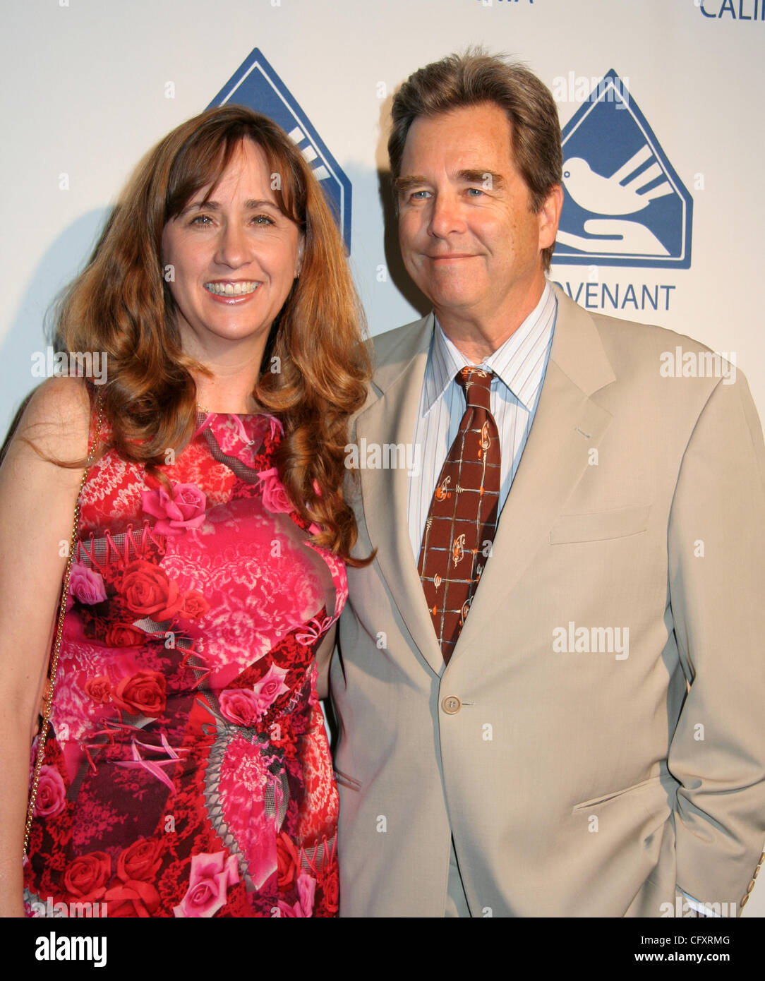 Apr 26, 2007 - Beverly Hills, CA, USA - BEAU BRIDGES and his wife WENDY ...