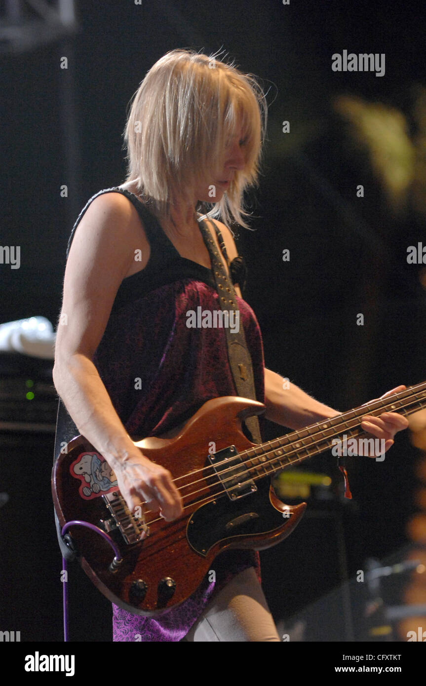 Kim gordon musician hi-res stock photography and images - Alamy