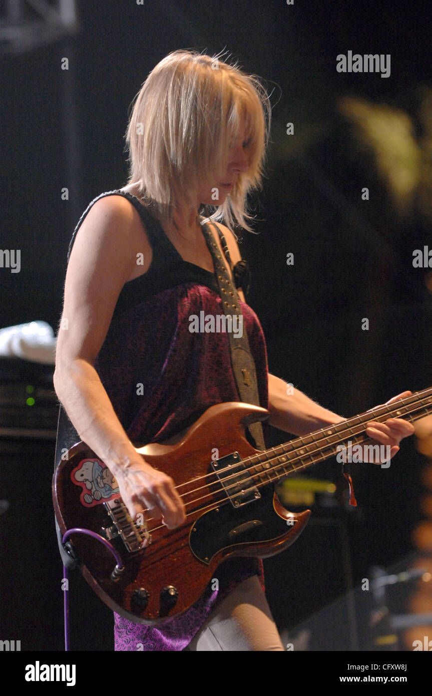 Kim gordon sonic youth hi-res stock photography and images - Alamy
