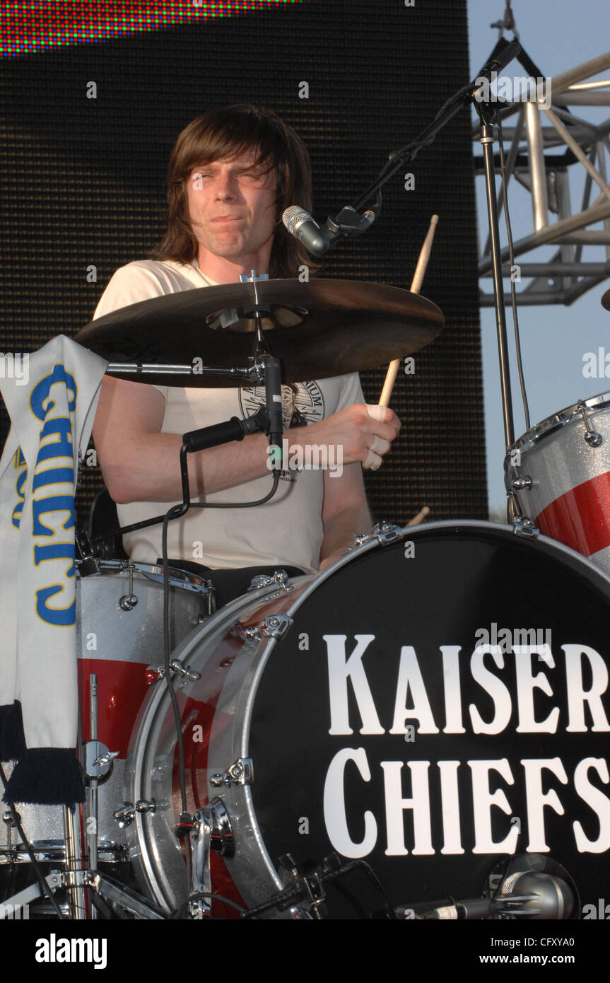 Nick hodgson kaiser chiefs hi-res stock photography and images - Alamy