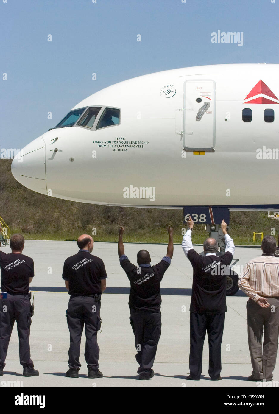 Ramp employees give the thumbs up as newly painted Delta Air Lines jet ...