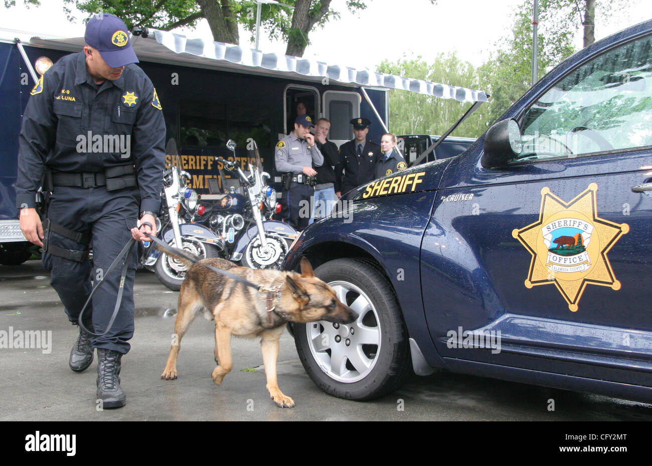 Alameda County Sheriff deputy Jason Luna and his bomb-sniffing dog, Rex ...
