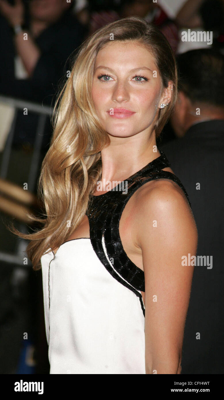 May 07, 2007 - New York, NY, USA - Model GISELE BUNDCHEN at the Costume ...