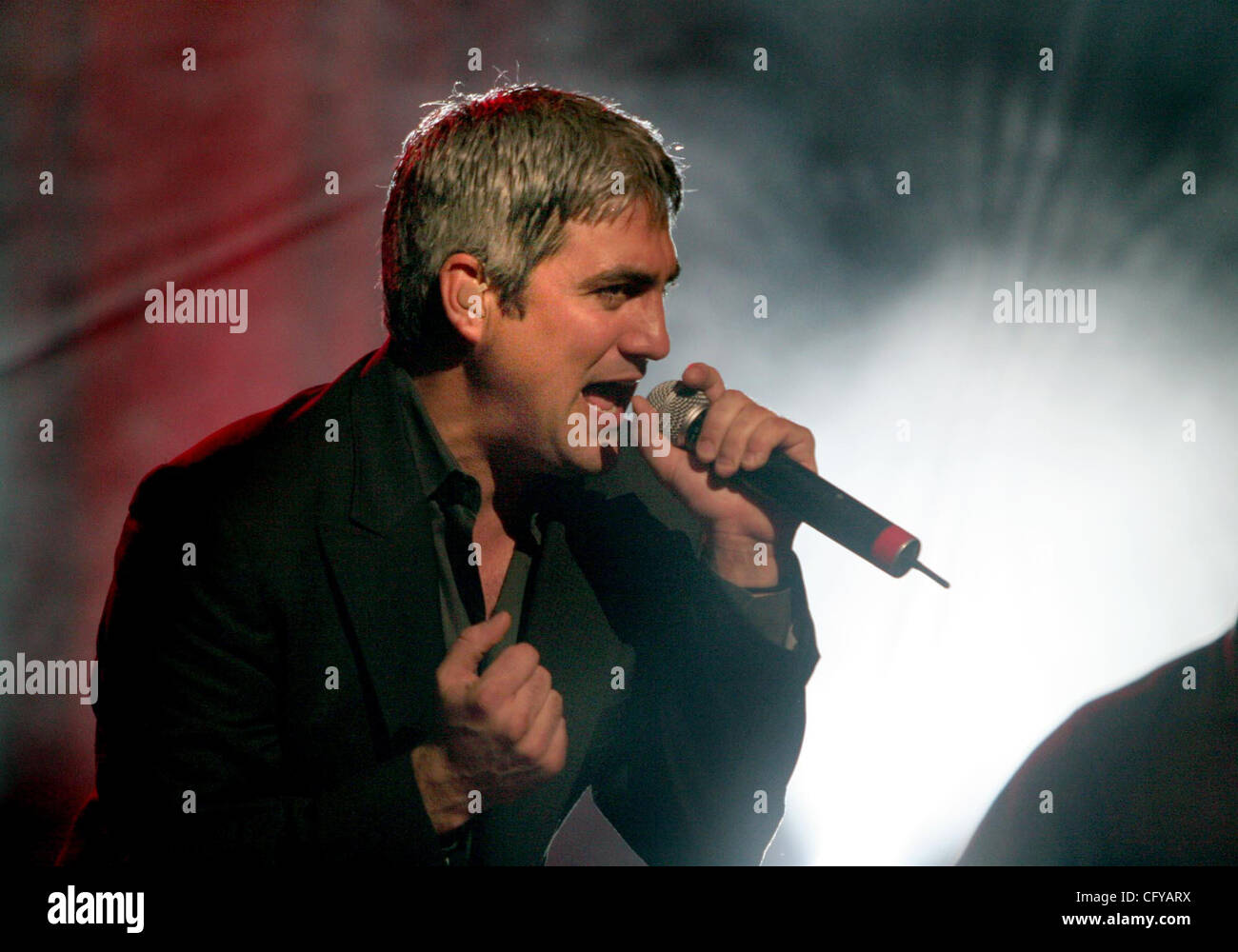 American Idol winner Taylor Hicks in concet at the Warfiled in San ...