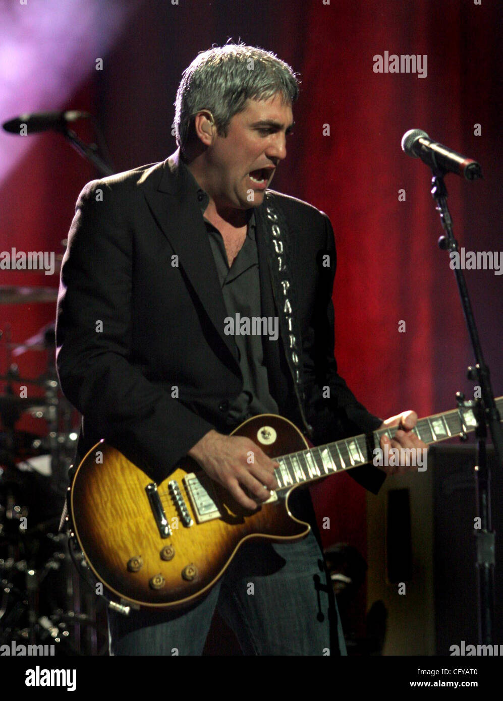 American Idol winner Taylor Hicks in concet at the Warfiled in San ...