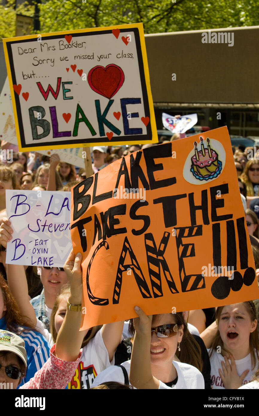 American Idol Blake Lewis Returns home for a short break. He is now in ...