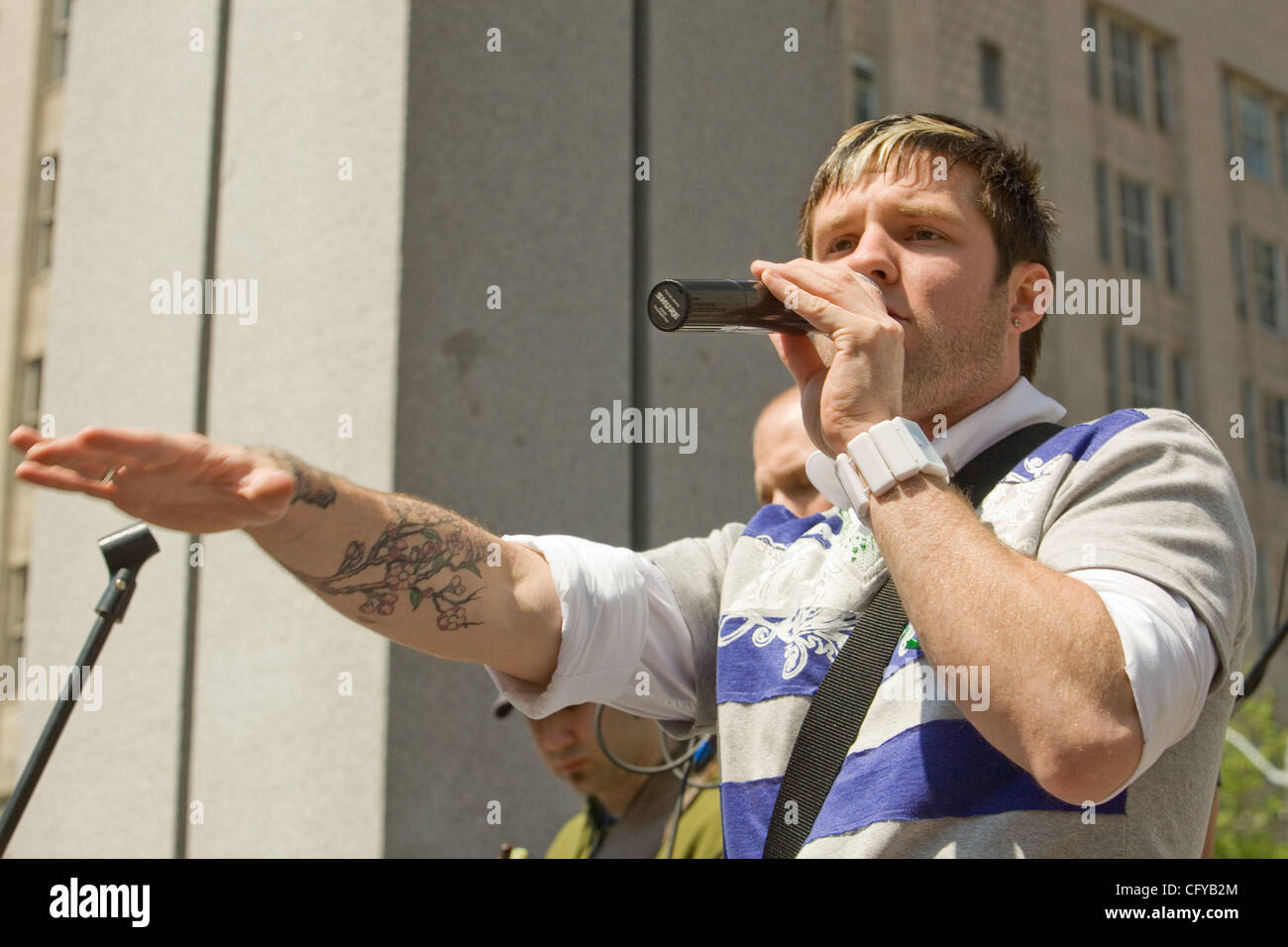 American Idol Blake Lewis Returns home for a short break. He is now in ...