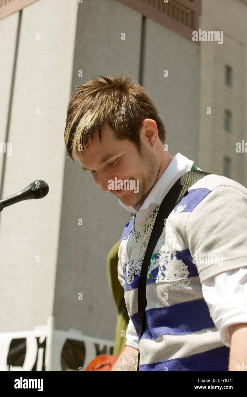 American Idol Blake Lewis Returns home for a short break. He is now in ...