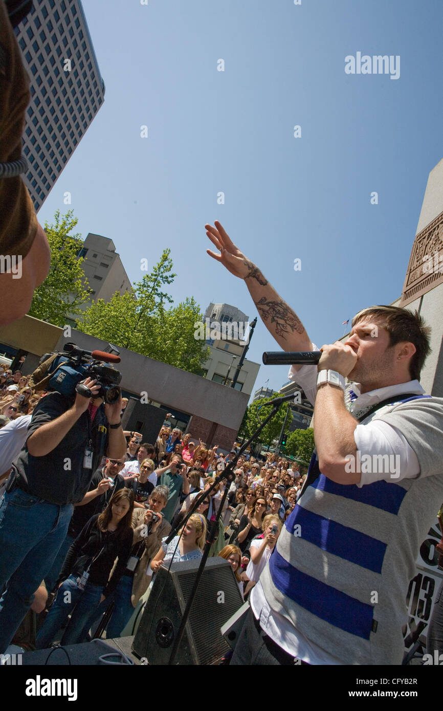 American Idol Blake Lewis Returns home for a short break. He is now in ...