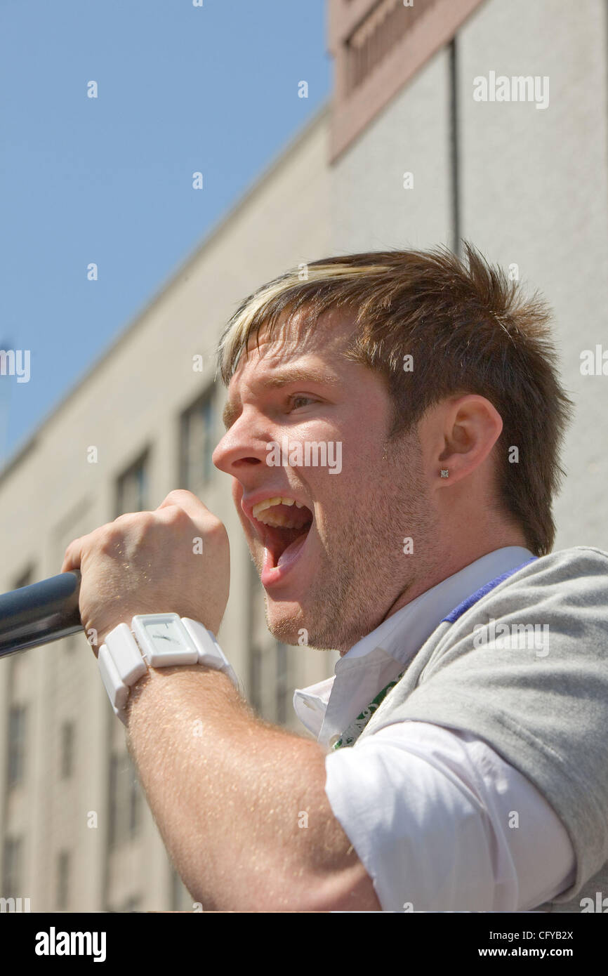 American Idol Blake Lewis Returns home for a short break. He is now in ...