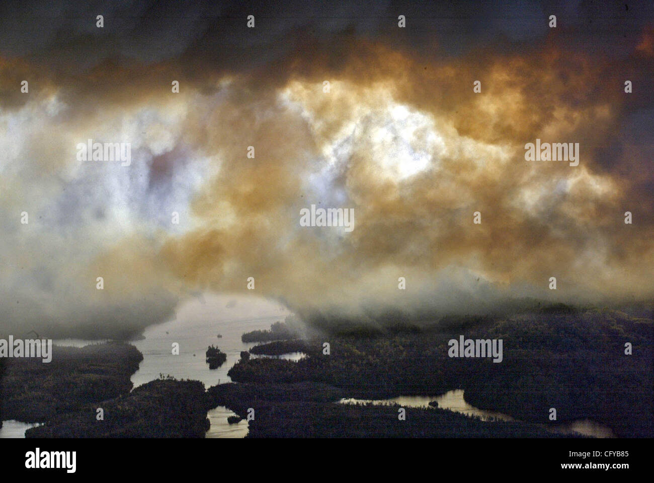 05/10/07.Assign# 110756 - Ham Lake Fire - Fire burns around Gunflint ...