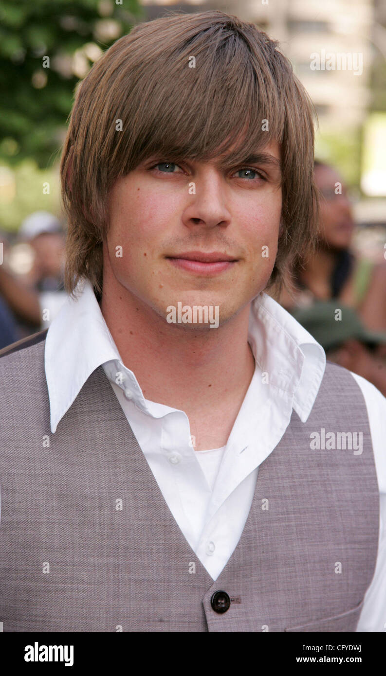May 15, 2007 - New York, NY, USA - Actor CHRIS LOWELL at the arrivals ...