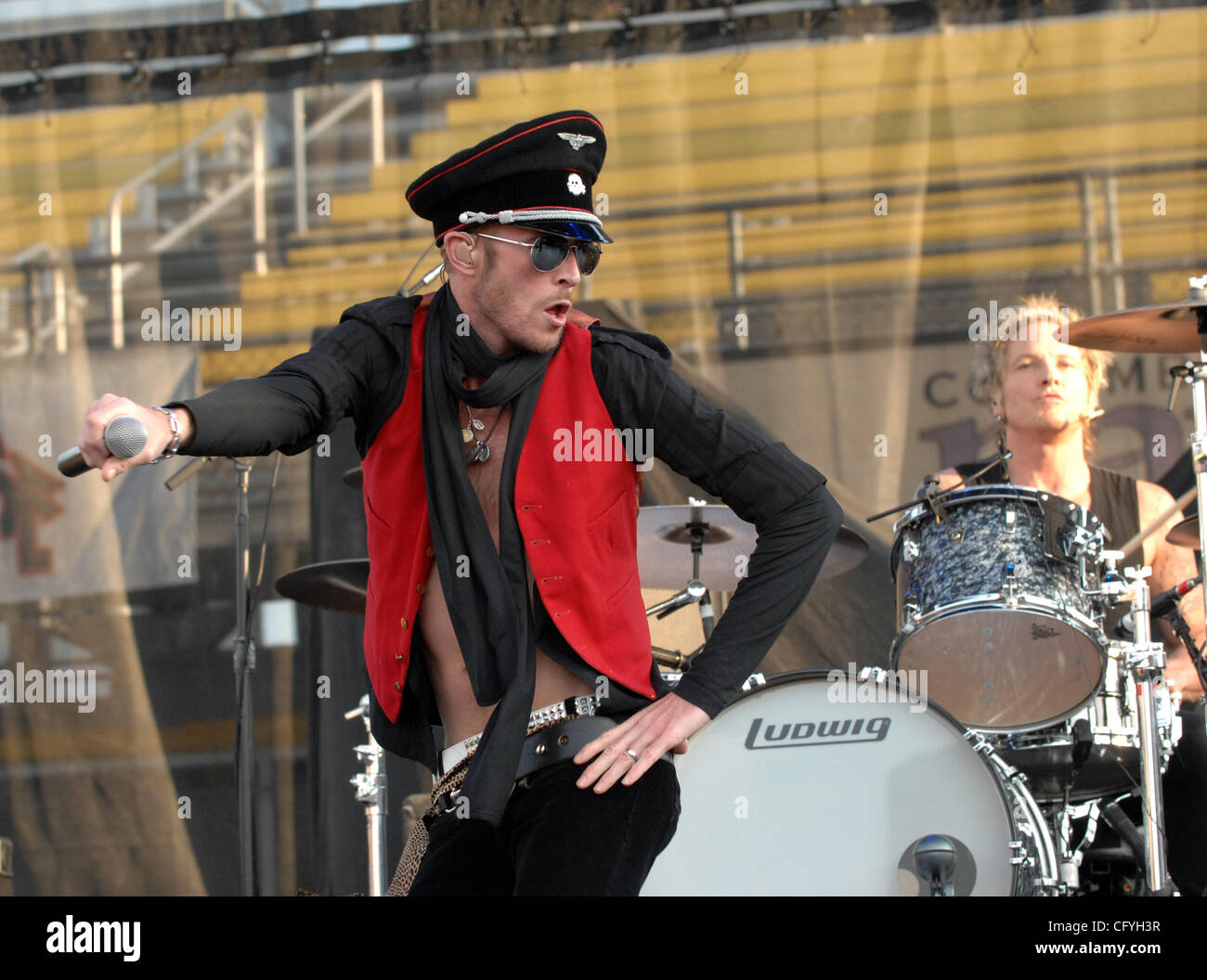 May 19, 2007 Columbus, OH; USA, Singer SCOTT WEILAND and Drummer MATT ...