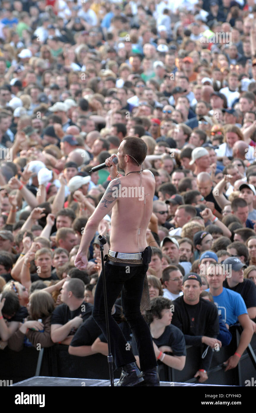 Velvet revolver singer scott weiland hi-res stock photography and ...