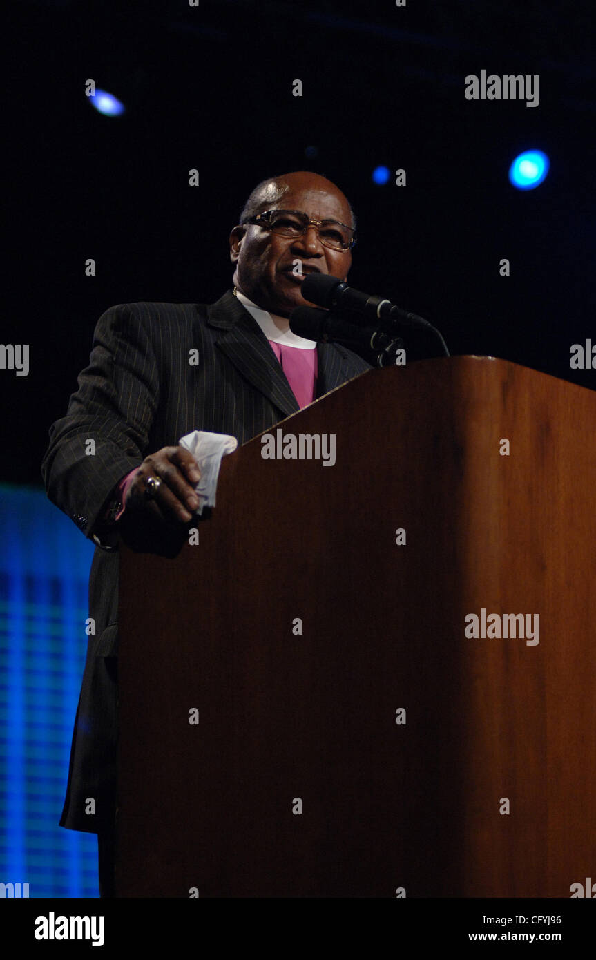 May 20, 2007 - Norfolk , VA, USA - Bishop SAMUEL L. GREEN, JR. spreads ...