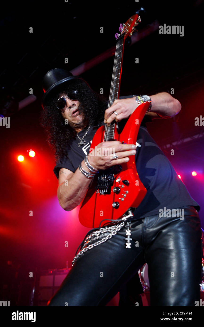 Dave kushner velvet revolver hi-res stock photography and images - Alamy