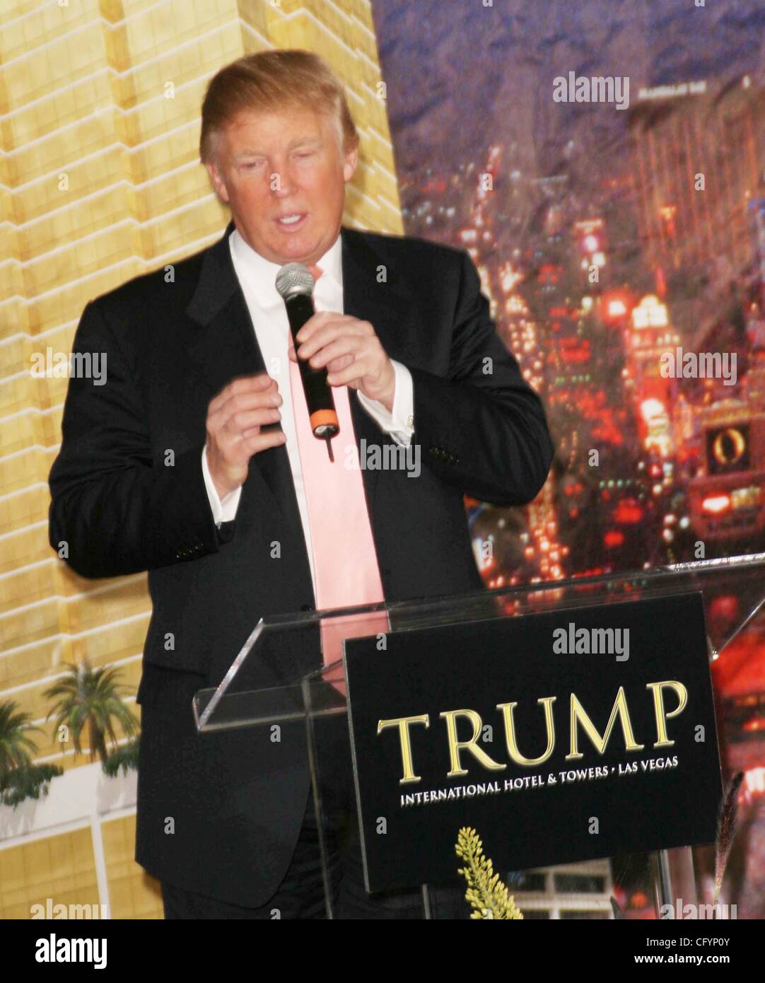 May 26, 2007 - Hollywood, California, U.S. - K53256EG.donald trump ...