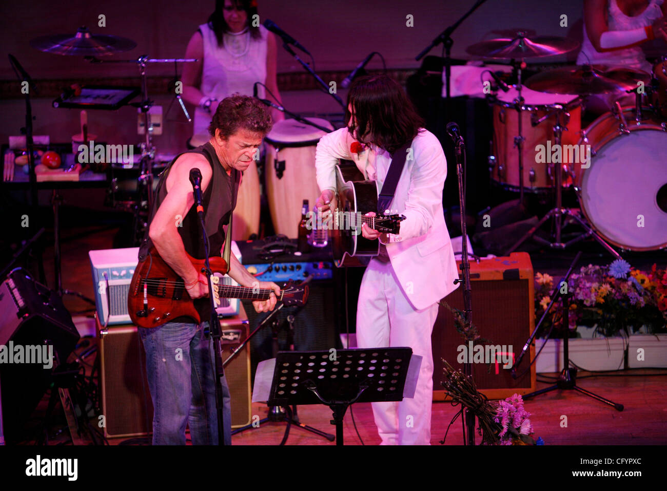 Lou reed performing hi-res stock photography and images - Alamy