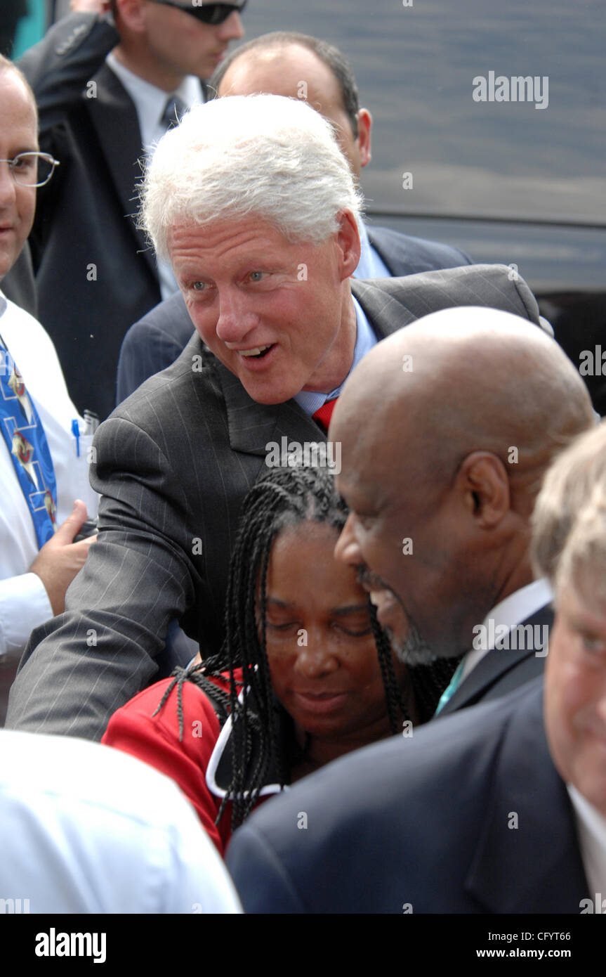 May 31, 2007 Charlotte, NC; USA, Former President BILL CLINTON shakes ...