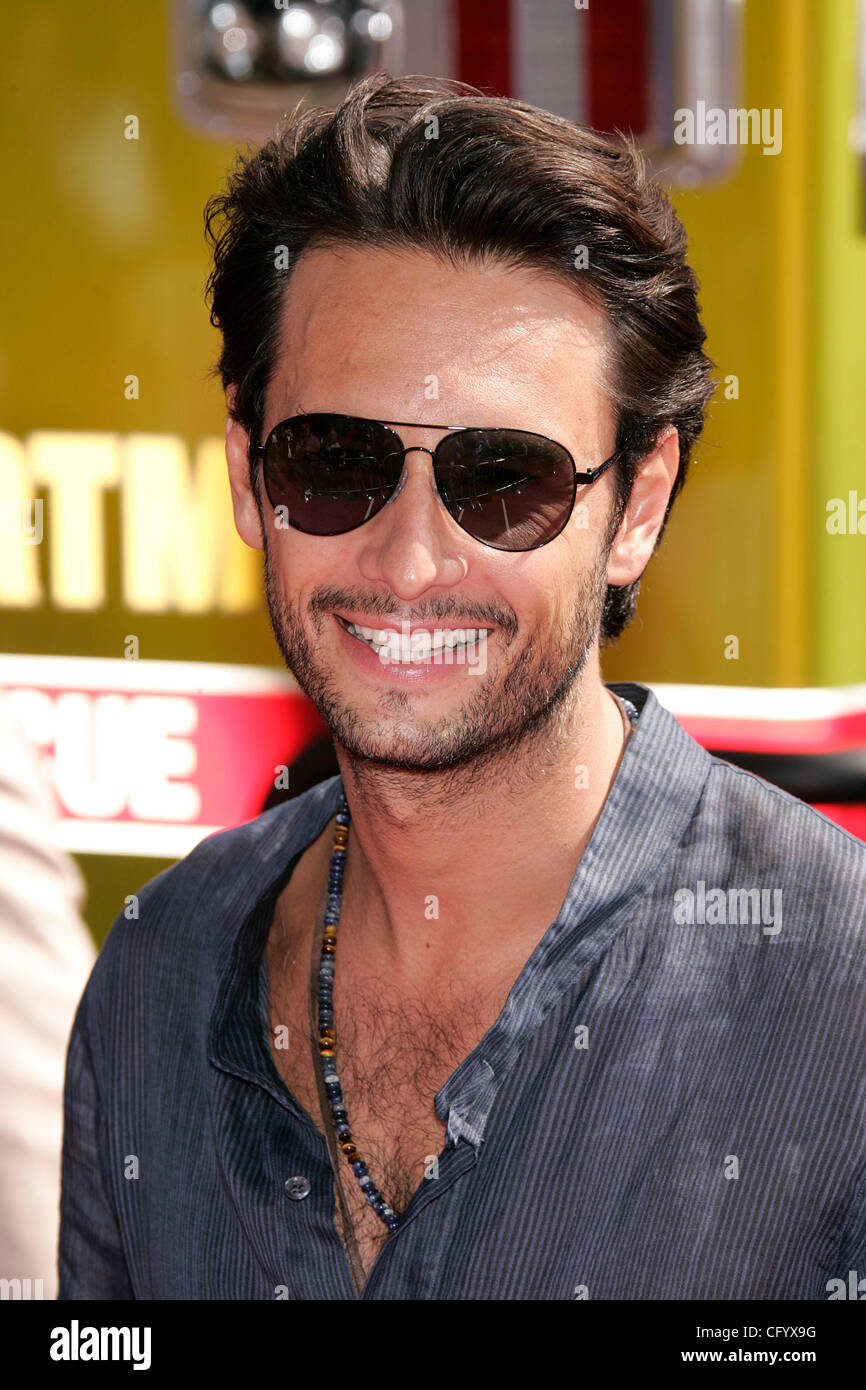 Rodrigo Santoro Glasses