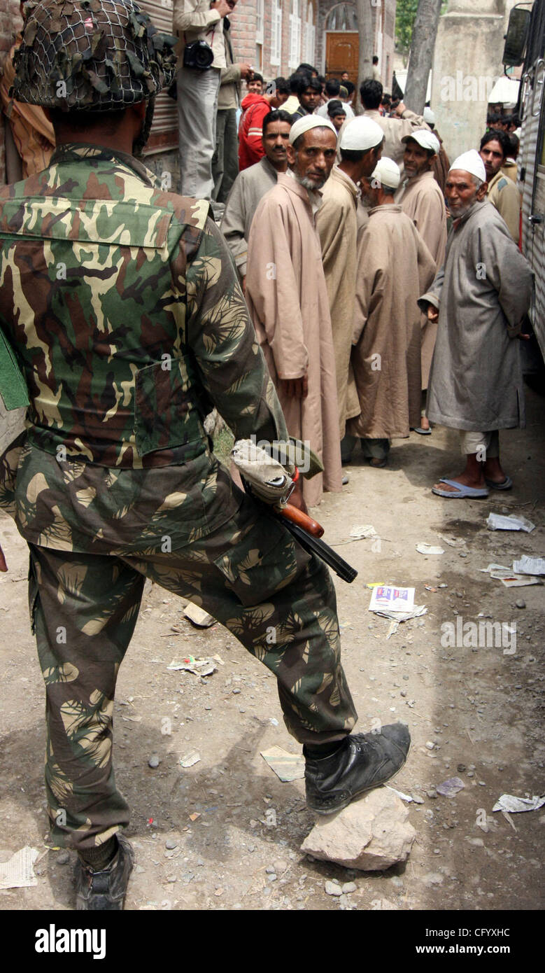Indian army soldiers stand guard the area of gunbatlle between army and ...
