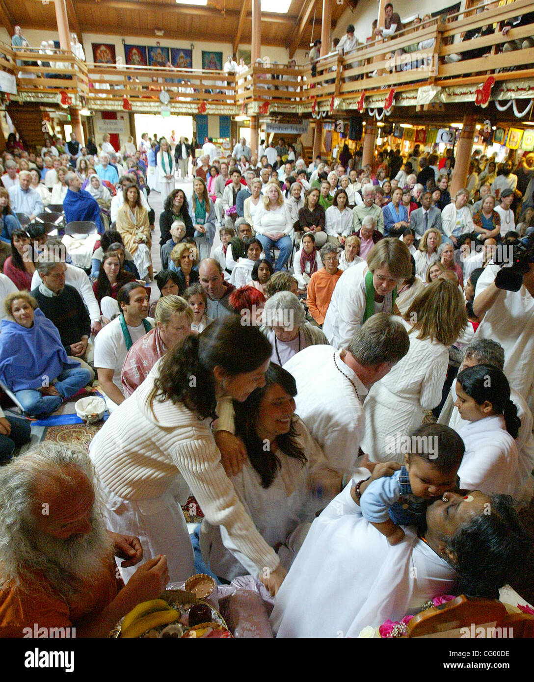 Hundreds of visitors meditate while waiting to be hugged by Amma at her ...