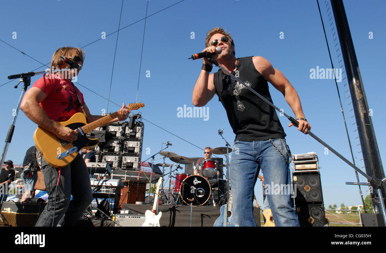 Jun 9, 2007 Nashville, TN; USA, Guitarist SCOTT REEVES and Singer AARON ...