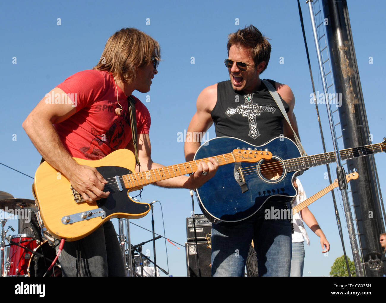 Jun 9, 2007 Nashville, TN; USA, Guitarist SCOTT REEVES and Singer AARON ...