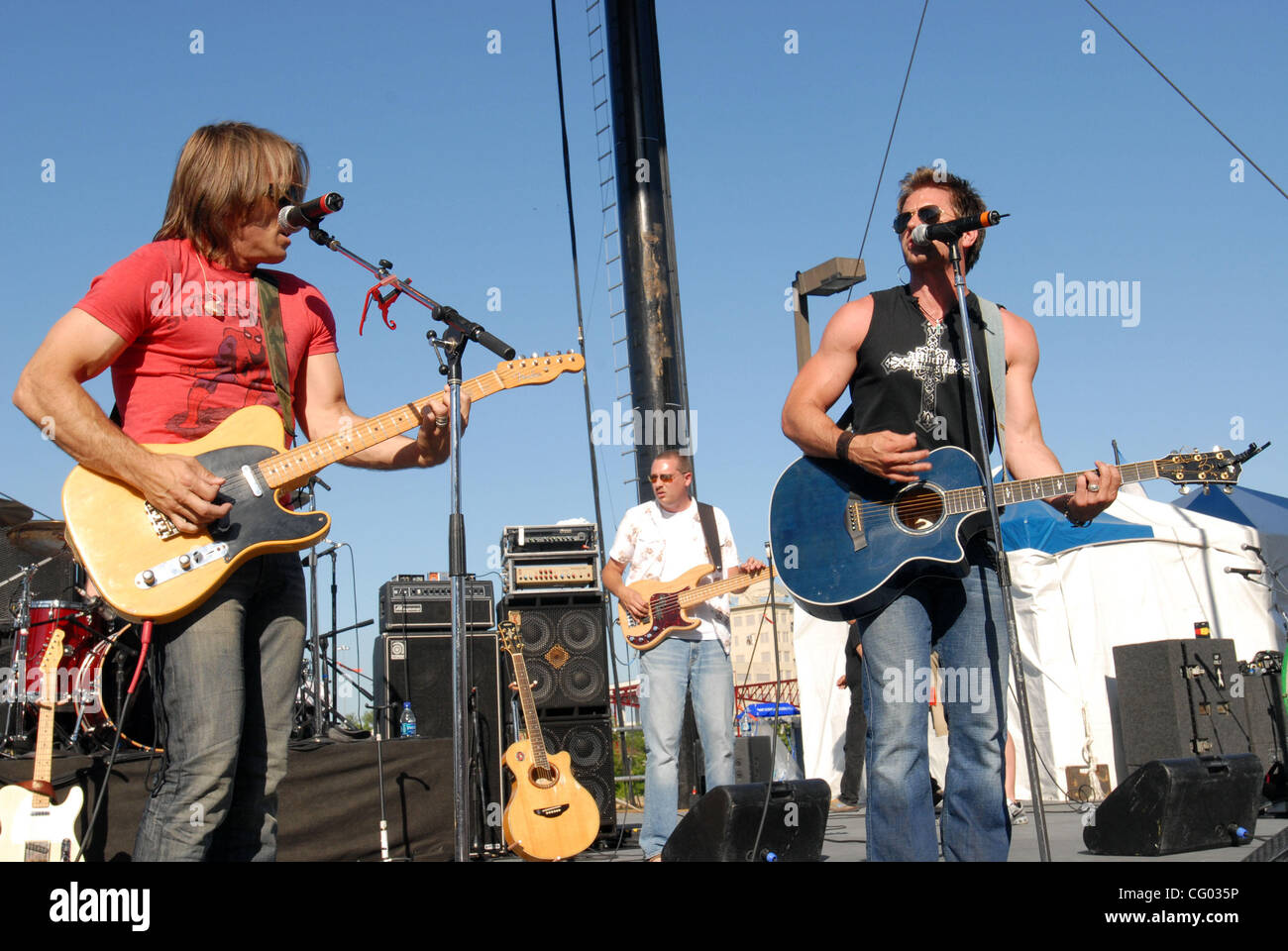 Jun 9, 2007 Nashville, TN; USA, Guitarist SCOTT REEVES and Singer AARON ...