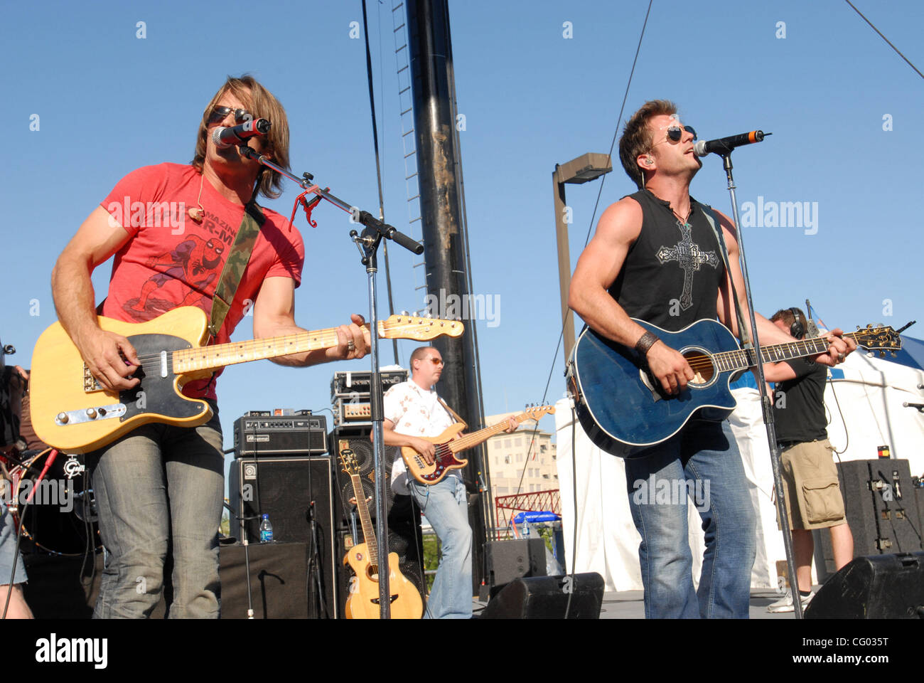 Jun 9, 2007 Nashville, TN; USA, Guitarist SCOTT REEVES and Singer AARON ...