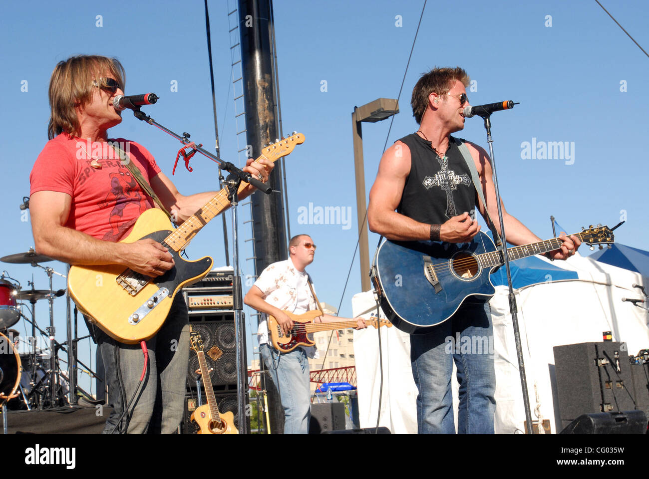 Jun 9, 2007 Nashville, TN; USA, Guitarist SCOTT REEVES and Singer AARON ...