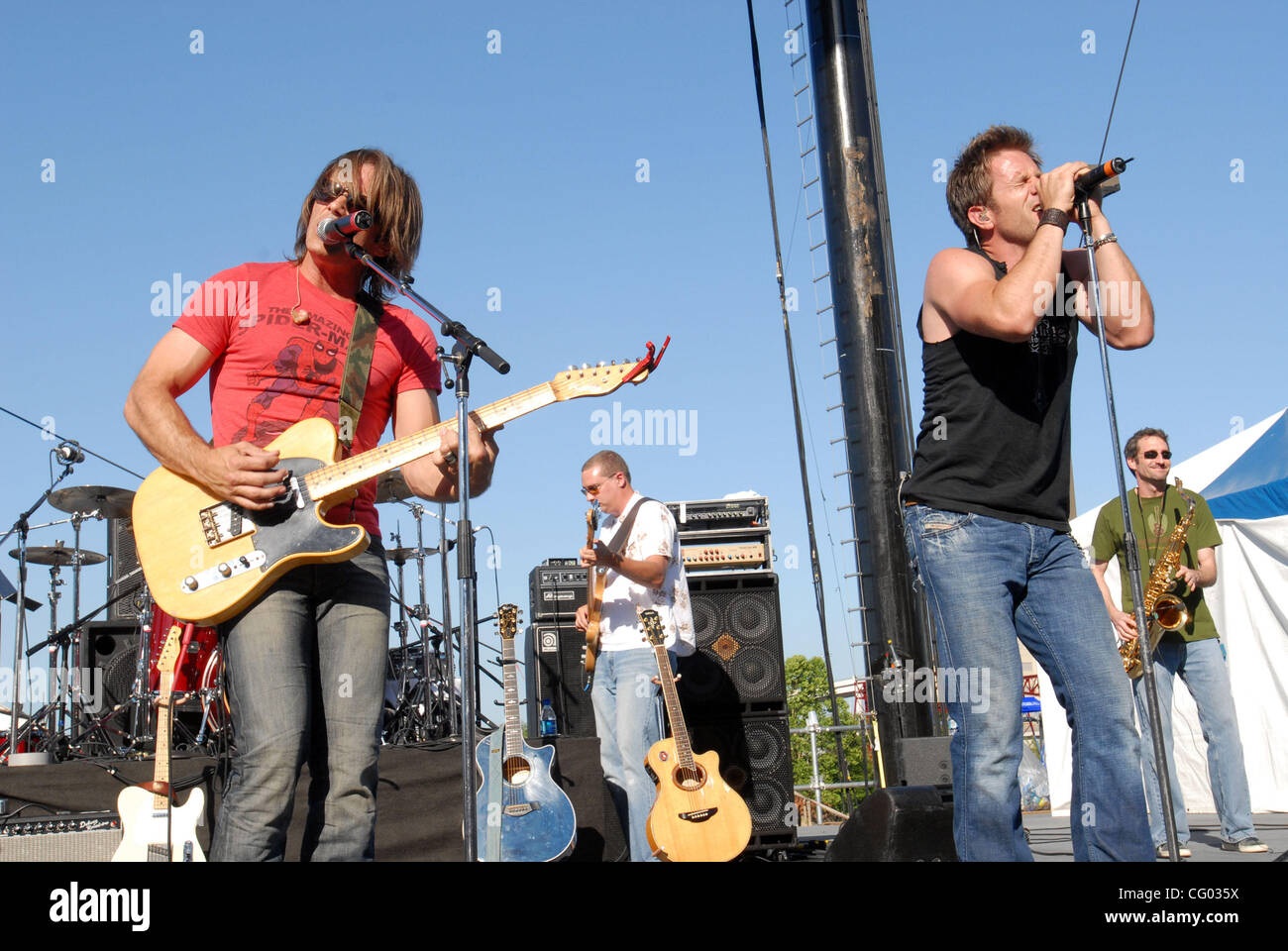 Jun 9, 2007 Nashville, TN; USA, Guitarist SCOTT REEVES and Singer AARON ...
