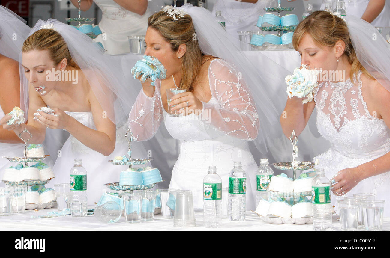 Eating contest compete hi-res stock photography and images - Alamy