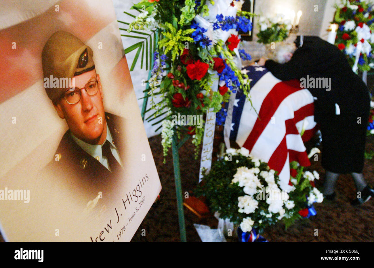 Cheryl Higgins spends a moment with her son, Army Sergeant Andrew ...