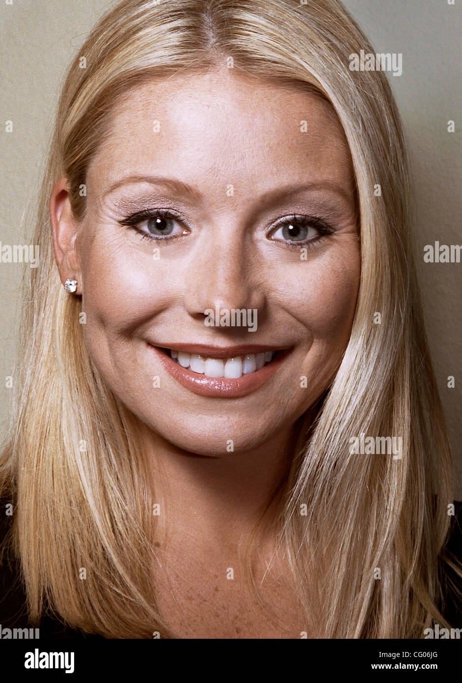 Kelly ripa regis philbin 2001 hi-res stock photography and images - Alamy