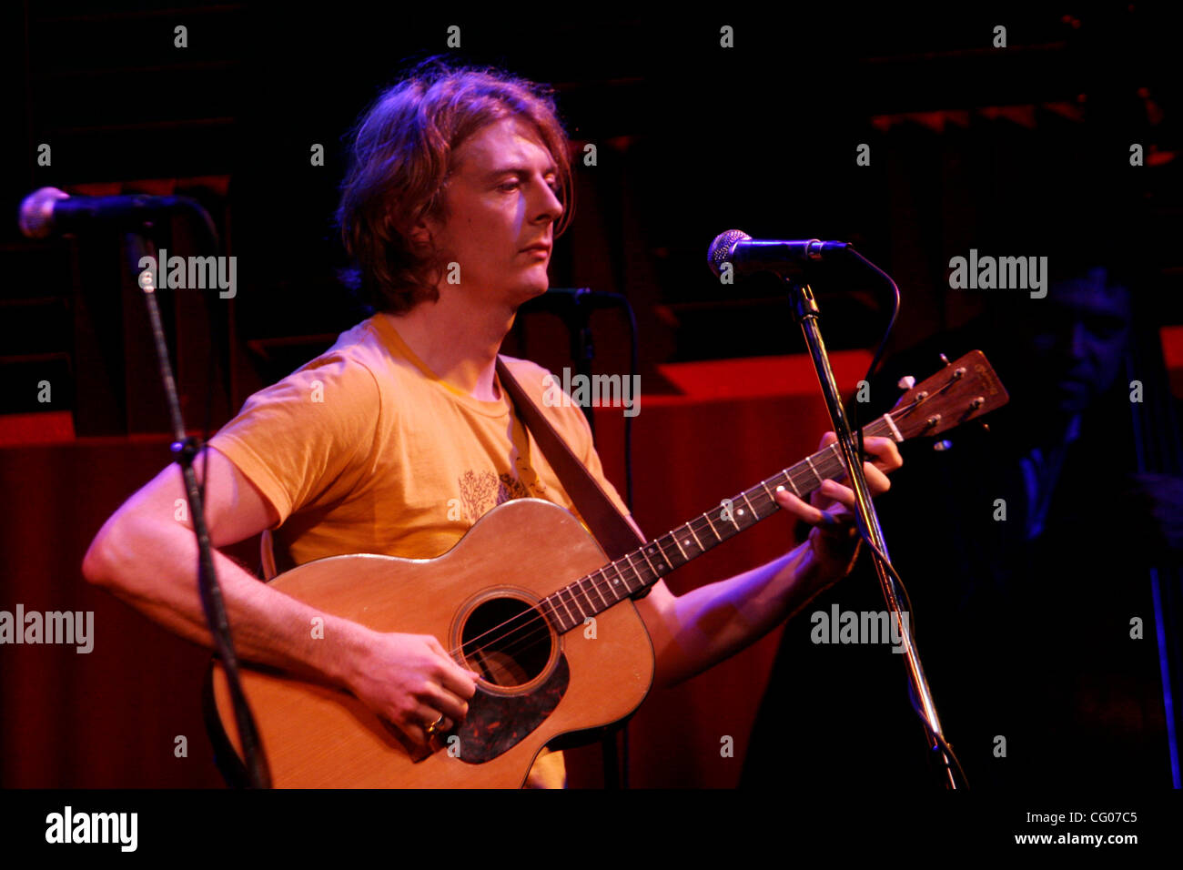 Fionn lochlainn performing joes pub hi-res stock photography and images ...