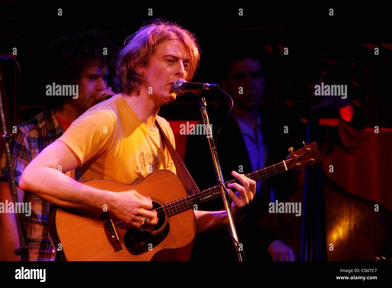 Fionn lochlainn performing joes pub hi-res stock photography and images ...