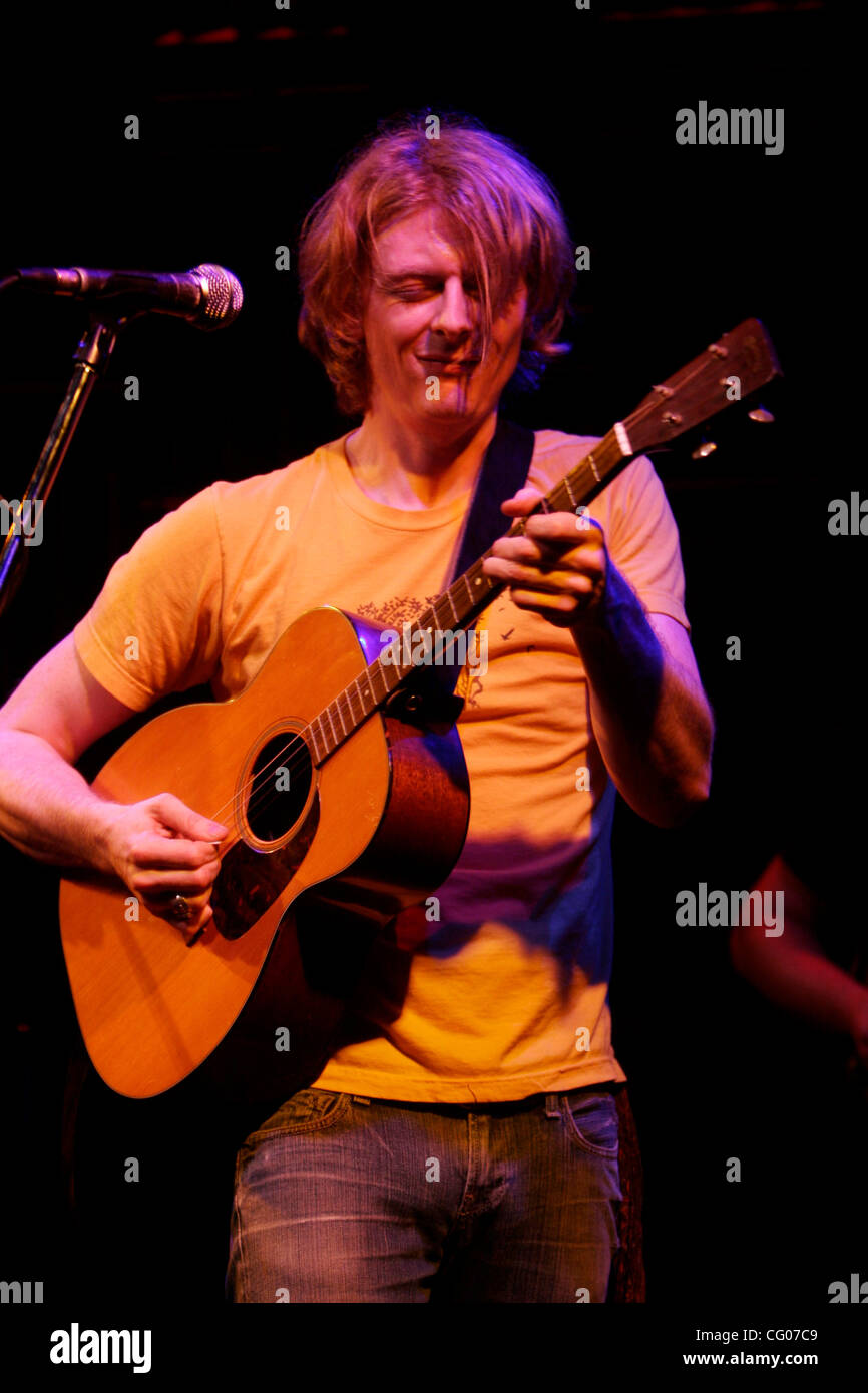Fionn lochlainn performing joes pub hi-res stock photography and images ...