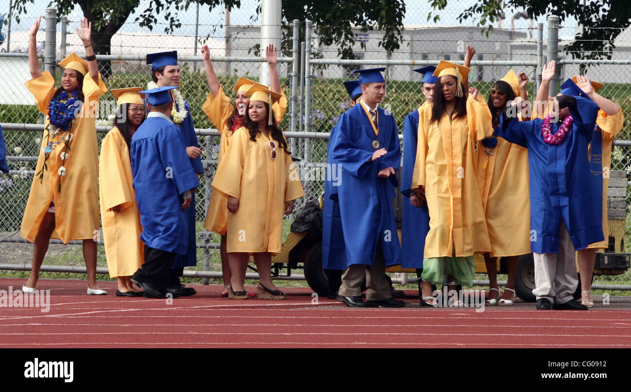 Newark Memorial High School Class of 2007 graduates wave to family and ...